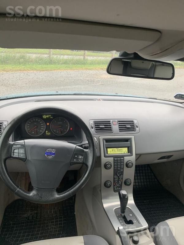 Green Volvo V50 2006 in Valmiera, with an engine capacity of 2.40 L and mileage of 297 thousand km for 2950 €, photo 5 on AUTOMOTO.COM.LV