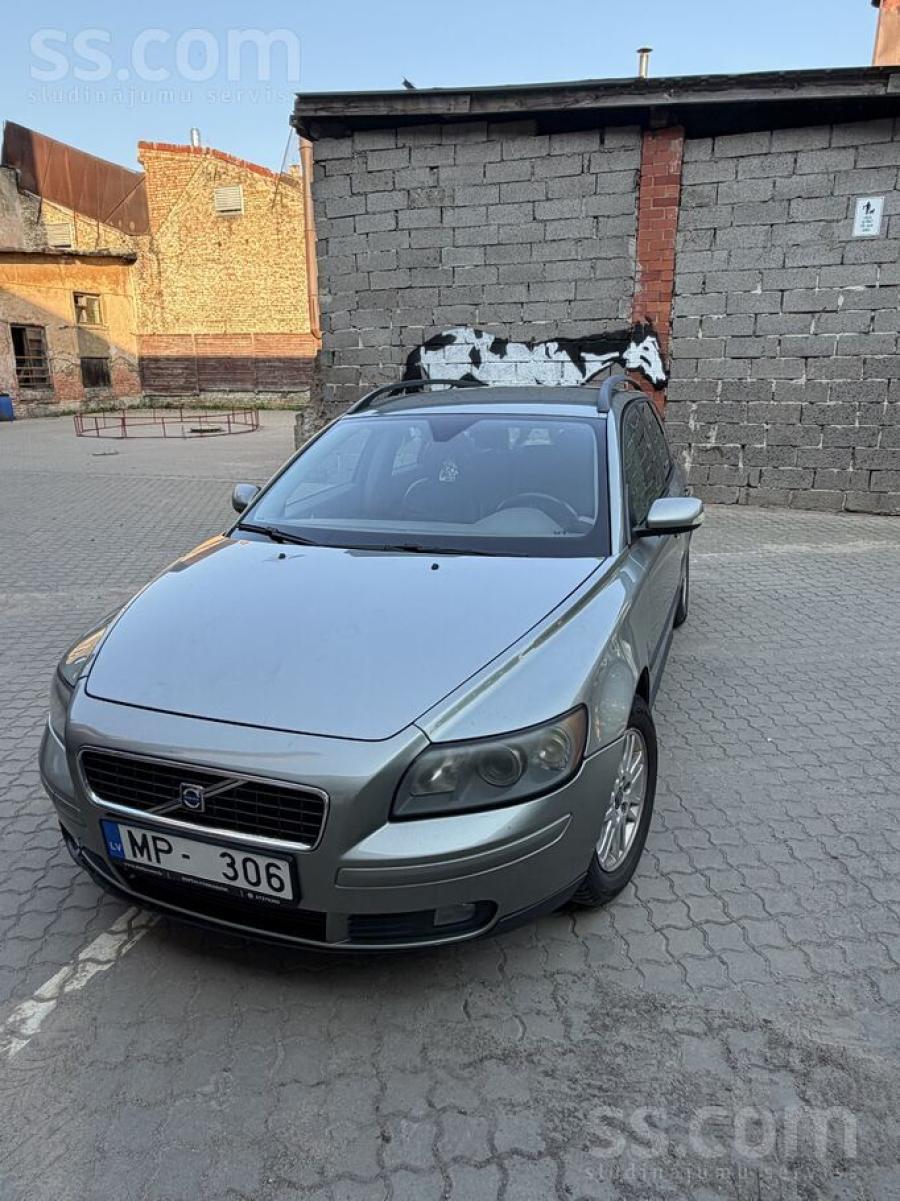 Green Volvo V50 2006 in Riga, with an engine capacity of 1.60 L and mileage of 340 thousand km for 1450 €, photo 3 on AUTOMOTO.COM.LV