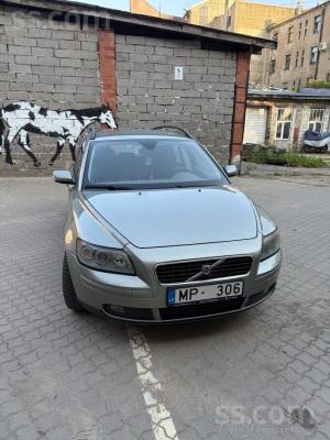 Green Volvo V50 2006 in Riga, with an engine capacity of 1.60 L and mileage of 340 thousand km for 1450 €, photo 6 on AUTOMOTO.COM.LV