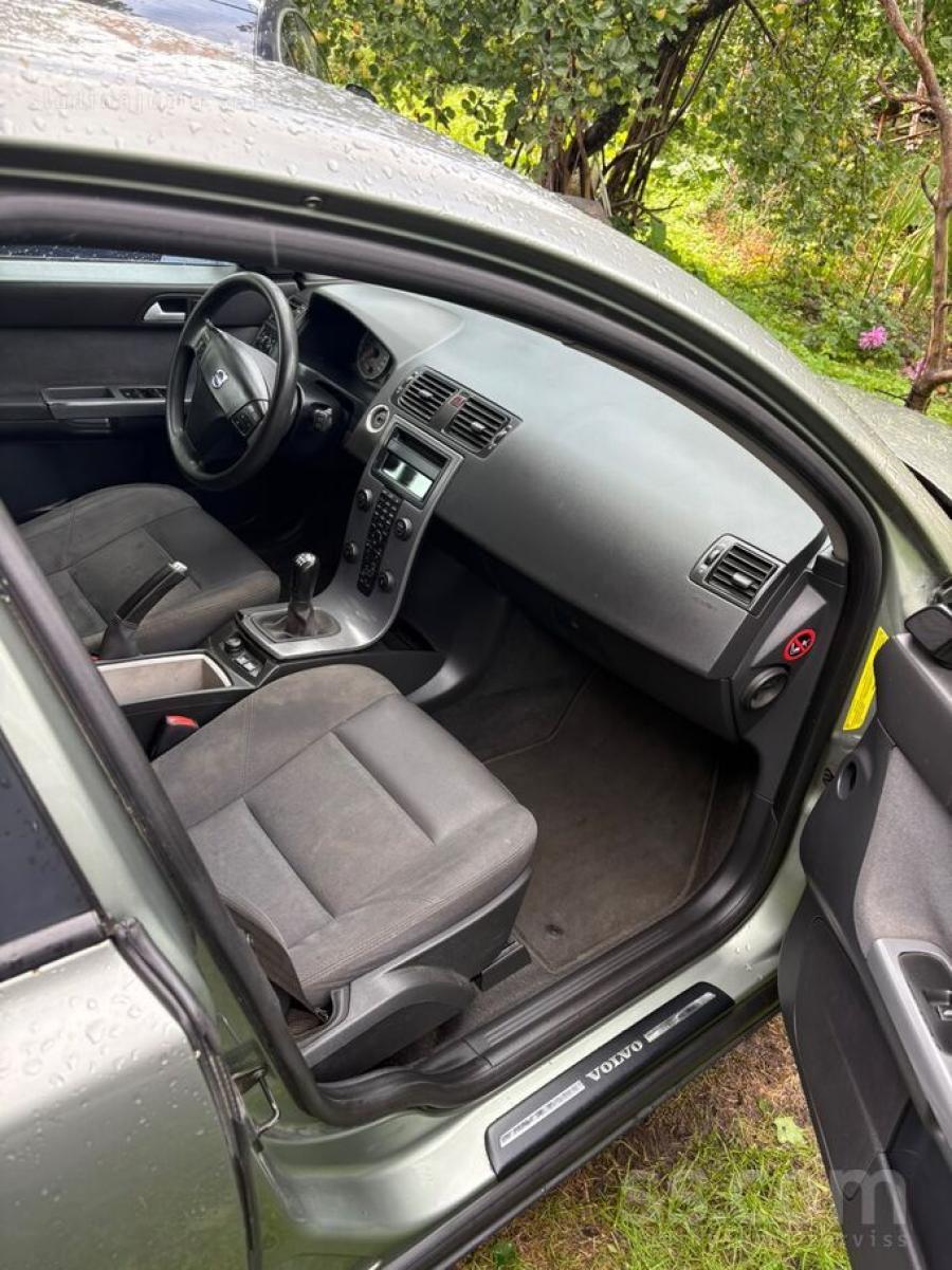 Green Volvo V50 2006 in Kuldiga, with an engine capacity of 2.00 L and mileage of 302 thousand km for 2200 €, photo 3 on AUTOMOTO.COM.LV