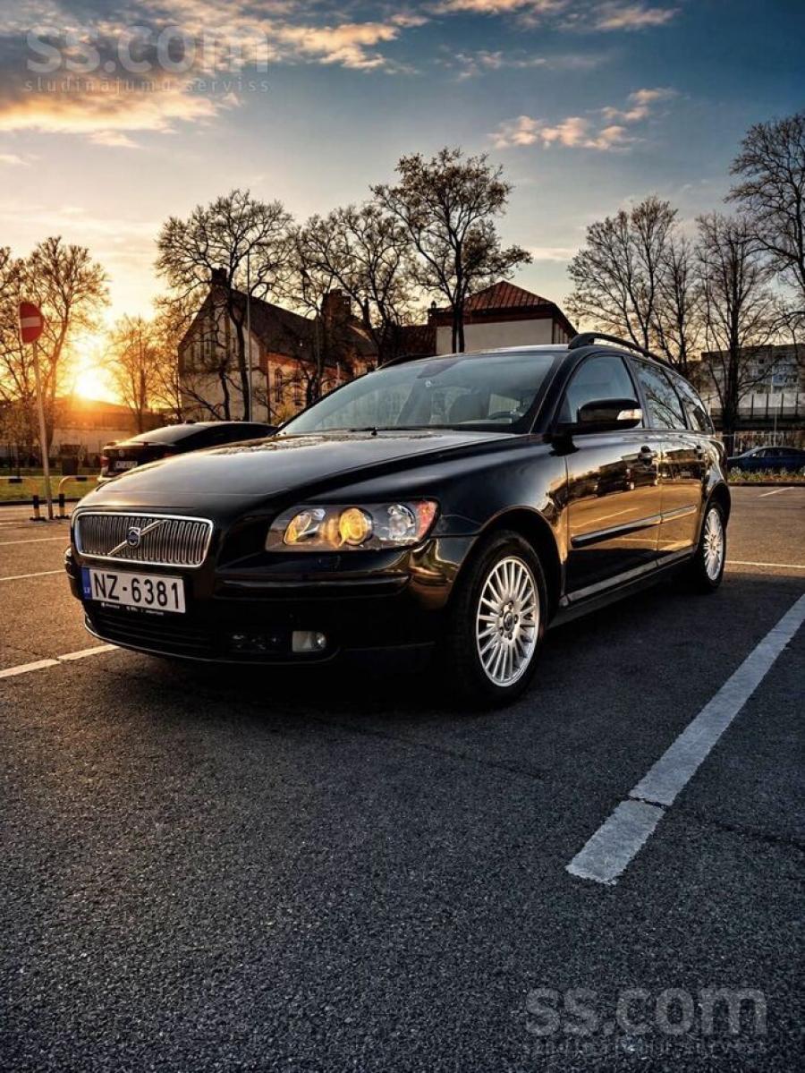 Green Volvo V50 2007 in Riga, with an engine capacity of 2.00 L and mileage of 263 thousand km for 1800 €, photo 1 on AUTOMOTO.COM.LV