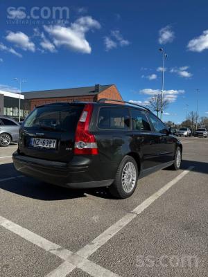 Green Volvo V50 2007 in Riga, with an engine capacity of 2.00 L and mileage of 263 thousand km for 1800 €, photo 3 on AUTOMOTO.COM.LV
