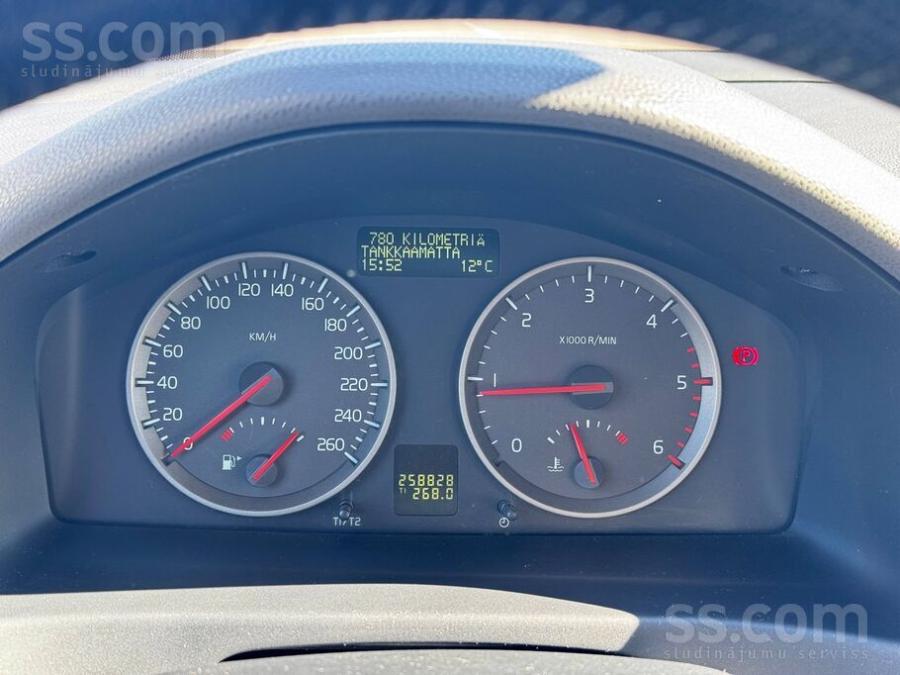 Green Volvo V50 2007 in Riga, with an engine capacity of 2.00 L and mileage of 263 thousand km for 1800 €, photo 8 on AUTOMOTO.COM.LV