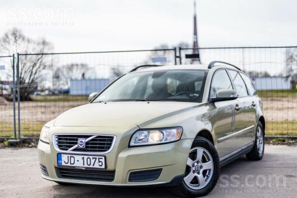 Green Volvo V50 2008 in Riga, with an engine capacity of 1.60 L and mileage of 372 thousand km for 2900 €, photo 1 on AUTOMOTO.COM.LV