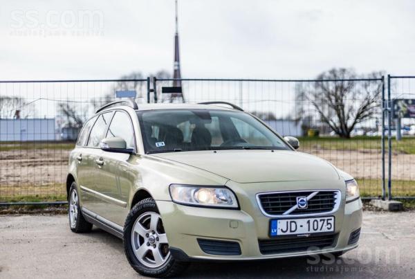 Green Volvo V50 2008 in Riga, with an engine capacity of 1.60 L and mileage of 372 thousand km for 2900 €, photo 2 on AUTOMOTO.COM.LV