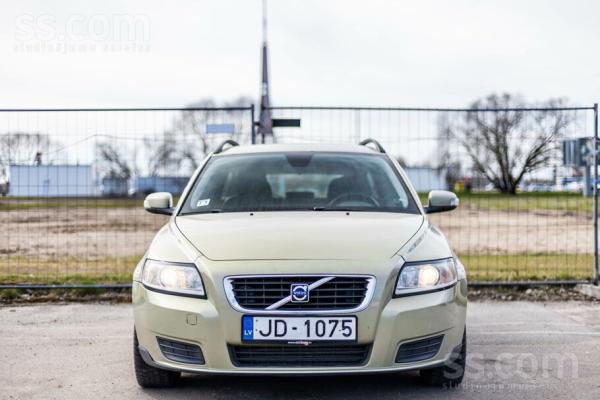 Green Volvo V50 2008 in Riga, with an engine capacity of 1.60 L and mileage of 372 thousand km for 2900 €, photo 3 on AUTOMOTO.COM.LV
