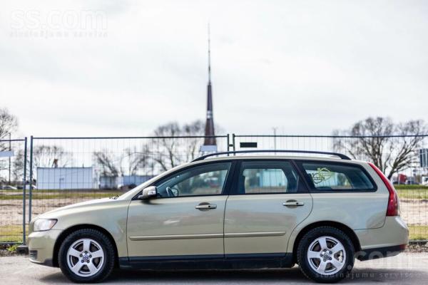 Green Volvo V50 2008 in Riga, with an engine capacity of 1.60 L and mileage of 372 thousand km for 2900 €, photo 4 on AUTOMOTO.COM.LV