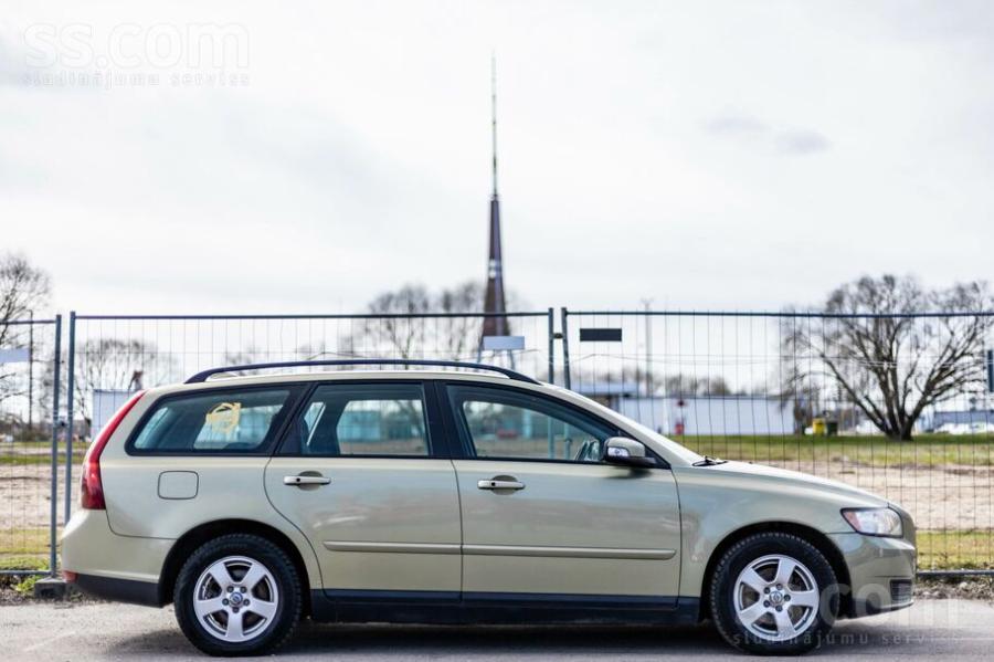 Green Volvo V50 2008 in Riga, with an engine capacity of 1.60 L and mileage of 372 thousand km for 3500 €, photo 5 on AUTOMOTO.COM.LV