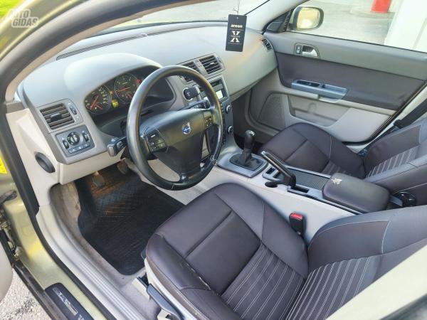 Green Volvo V50 2008 in Taurage, with an engine capacity of 2.00 L and mileage of 388 thousand km for 1750 €, photo 9 on AUTOMOTO.COM.LV