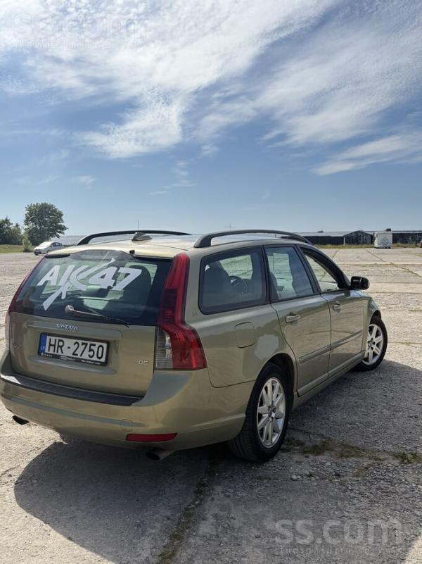 Green Volvo V50 2008 in Liepaja, with an engine capacity of 2.40 L and mileage of 398 thousand km for 2750 €, photo 2 on AUTOMOTO.COM.LV