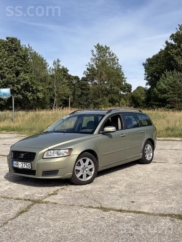 Green Volvo V50 2008 in Liepaja, with an engine capacity of 2.40 L and mileage of 398 thousand km for 2750 €, photo 4 on AUTOMOTO.COM.LV
