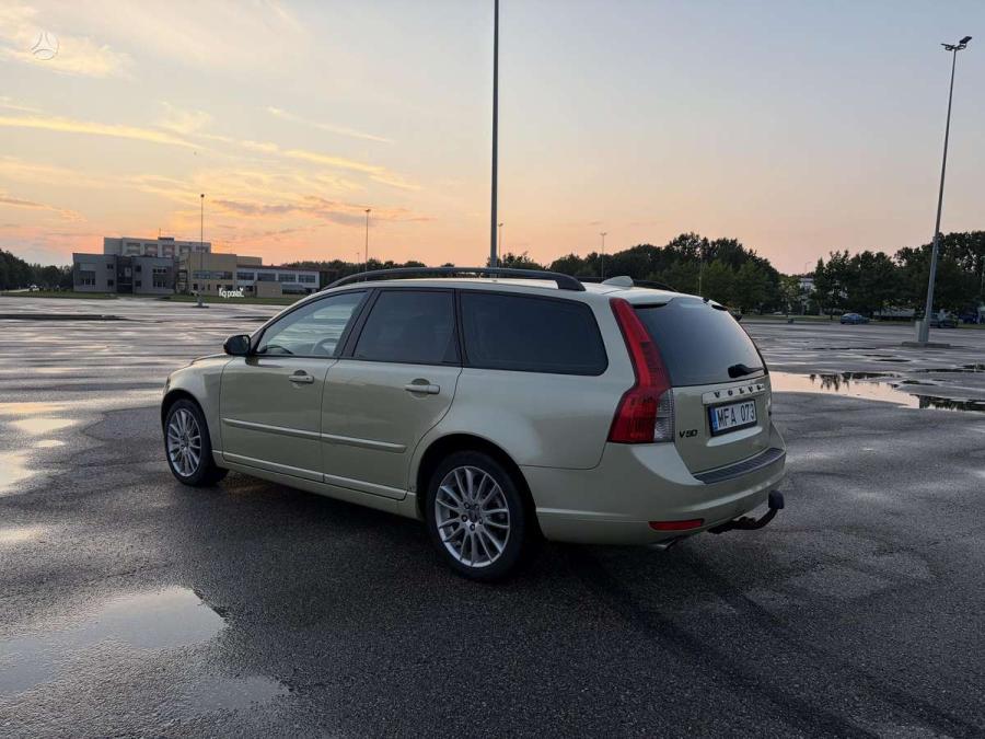 Green Volvo V50 2008 in Kaunas, with an engine capacity of 2.52 L and mileage of 320 thousand km for 2780 €, photo 9 on AUTOMOTO.COM.LV