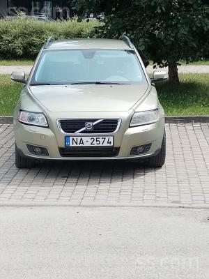 Zaļš Volvo V50 2009 Rēzekne, ar dzinēja tilpumu 1.60 L un nobraukumu 320 tūkst. km par 2250 €, foto  vietnē AUTOMOTO.COM.LV