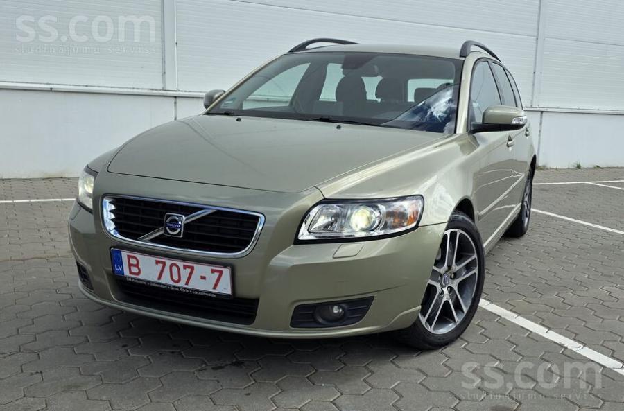 Green Volvo V50 2009 in Riga, with an engine capacity of 1.60 L and mileage of 258 thousand km for 3950 €, photo 1 on AUTOMOTO.COM.LV