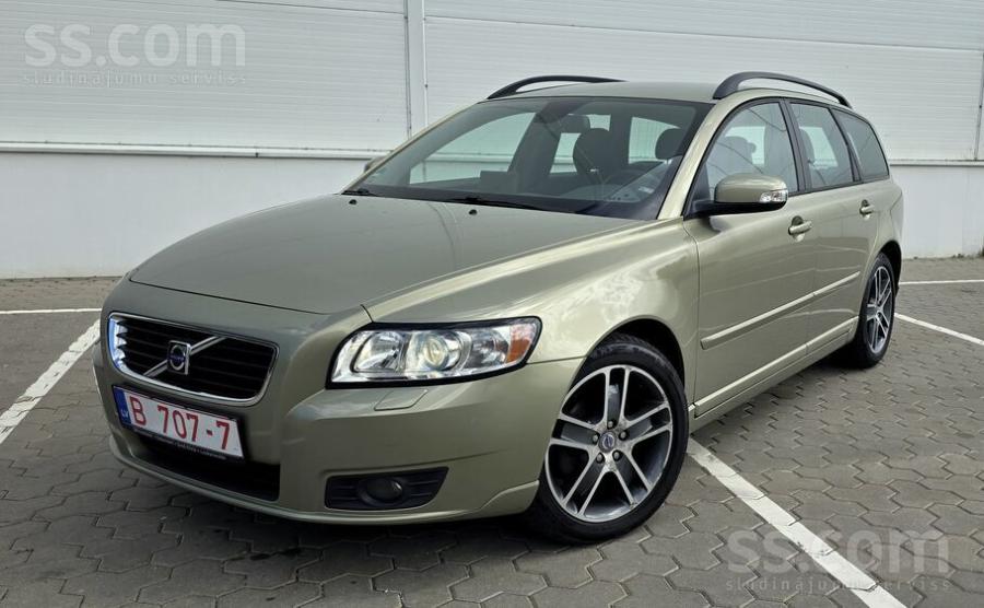 Green Volvo V50 2009 in Riga, with an engine capacity of 1.60 L and mileage of 258 thousand km for 3950 €, photo 3 on AUTOMOTO.COM.LV