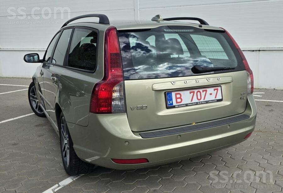 Green Volvo V50 2009 in Riga, with an engine capacity of 1.60 L and mileage of 258 thousand km for 3950 €, photo 6 on AUTOMOTO.COM.LV