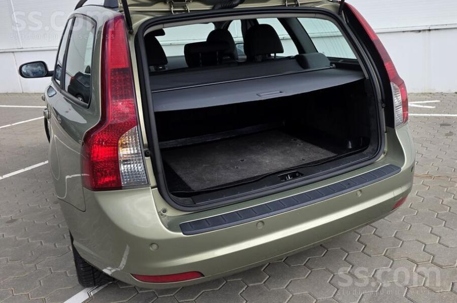 Green Volvo V50 2009 in Riga, with an engine capacity of 1.60 L and mileage of 258 thousand km for 3950 €, photo 7 on AUTOMOTO.COM.LV