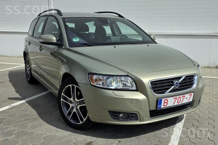 Green Volvo V50 2009 in Riga, with an engine capacity of 1.60 L and mileage of 258 thousand km for 3950 €, photo 9 on AUTOMOTO.COM.LV
