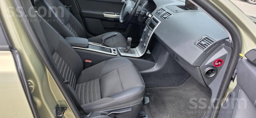 Green Volvo V50 2009 in Riga, with an engine capacity of 1.60 L and mileage of 258 thousand km for 3950 €, photo 12 on AUTOMOTO.COM.LV