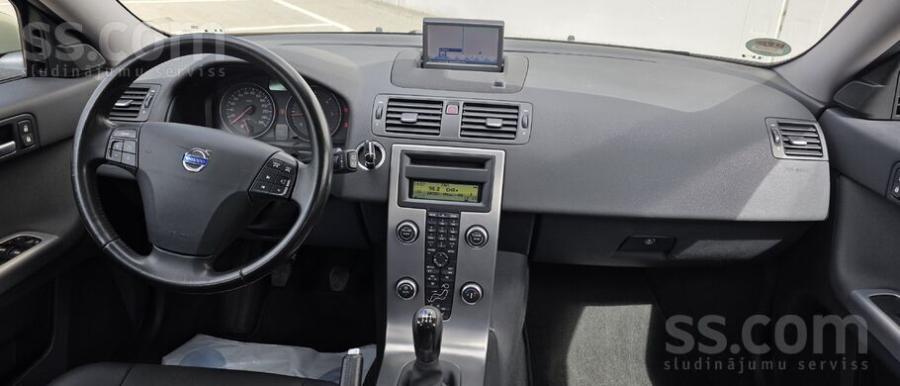 Green Volvo V50 2009 in Riga, with an engine capacity of 1.60 L and mileage of 258 thousand km for 3950 €, photo 15 on AUTOMOTO.COM.LV