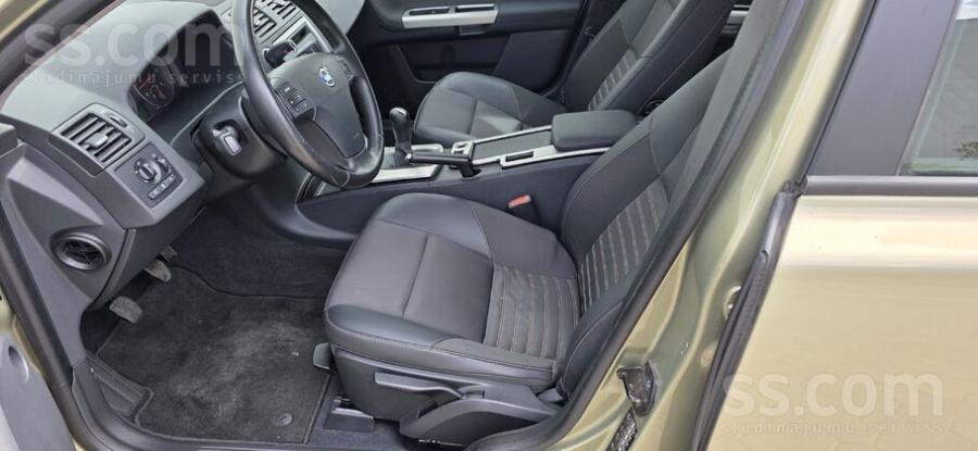 Green Volvo V50 2009 in Riga, with an engine capacity of 1.60 L and mileage of 258 thousand km for 3950 €, photo 18 on AUTOMOTO.COM.LV