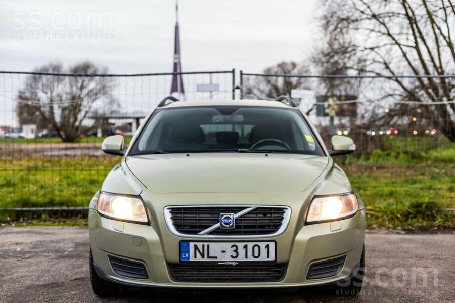 Green Volvo V50 2010 in Riga, with an engine capacity of 1.60 L and mileage of 288 thousand km for 3790 €, photo 3 on AUTOMOTO.COM.LV