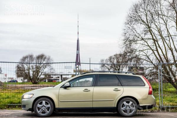 Zaļš Volvo V50 2010 Rīga, ar dzinēja tilpumu 1.60 L un nobraukumu 288 tūkst. km par 3790 €, foto 4 vietnē AUTOMOTO.COM.LV