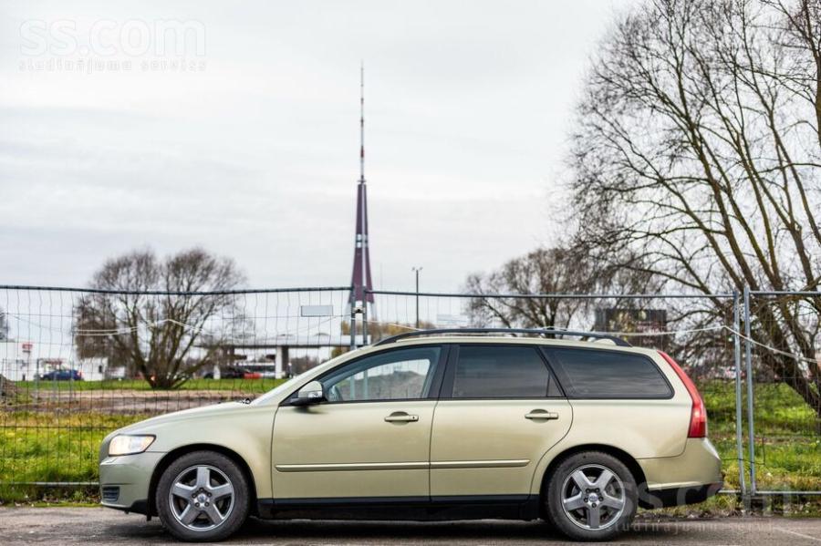 Green Volvo V50 2010 in Riga, with an engine capacity of 1.60 L and mileage of 288 thousand km for 3790 €, photo 4 on AUTOMOTO.COM.LV