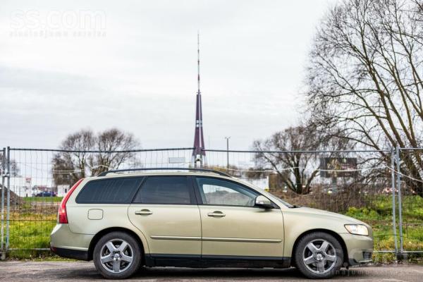 Zaļš Volvo V50 2010 Rīga, ar dzinēja tilpumu 1.60 L un nobraukumu 288 tūkst. km par 3790 €, foto 5 vietnē AUTOMOTO.COM.LV