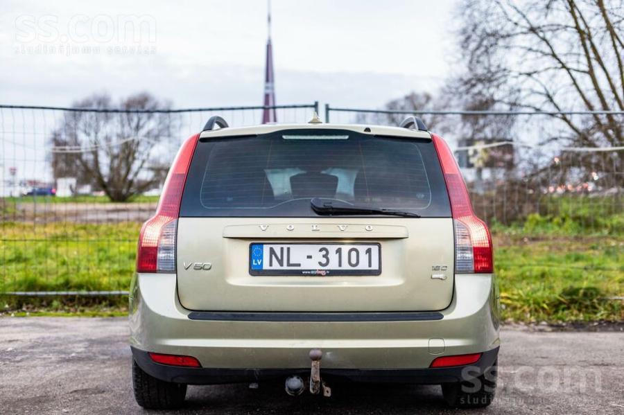Green Volvo V50 2010 in Riga, with an engine capacity of 1.60 L and mileage of 288 thousand km for 3790 €, photo 8 on AUTOMOTO.COM.LV
