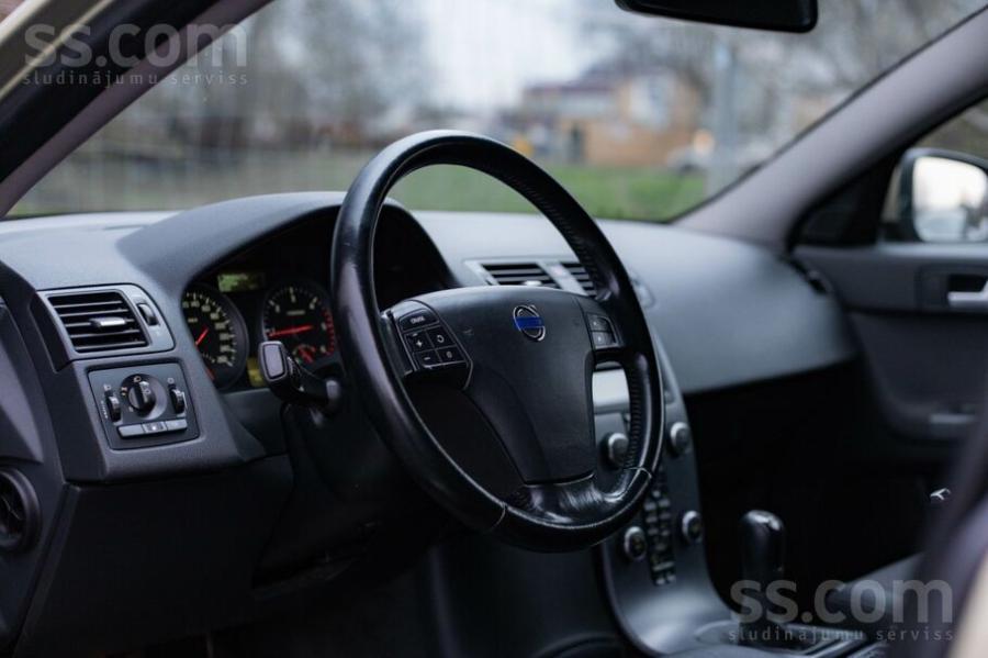 Green Volvo V50 2010 in Riga, with an engine capacity of 1.60 L and mileage of 288 thousand km for 3790 €, photo 12 on AUTOMOTO.COM.LV