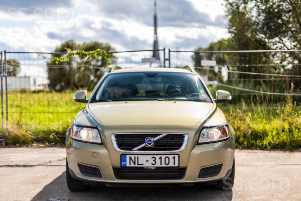 Green Volvo V50 2010 in Riga, with an engine capacity of 1.60 L and mileage of 291 thousand km for 3790 €, photo 4 on AUTOMOTO.COM.LV