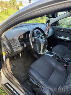 Pelēks Volvo V50 2004 Saldus, ar dzinēja tilpumu 2.00 L un nobraukumu 32 tūkst. km par 1600 €, foto 6 vietnē AUTOMOTO.COM.LV