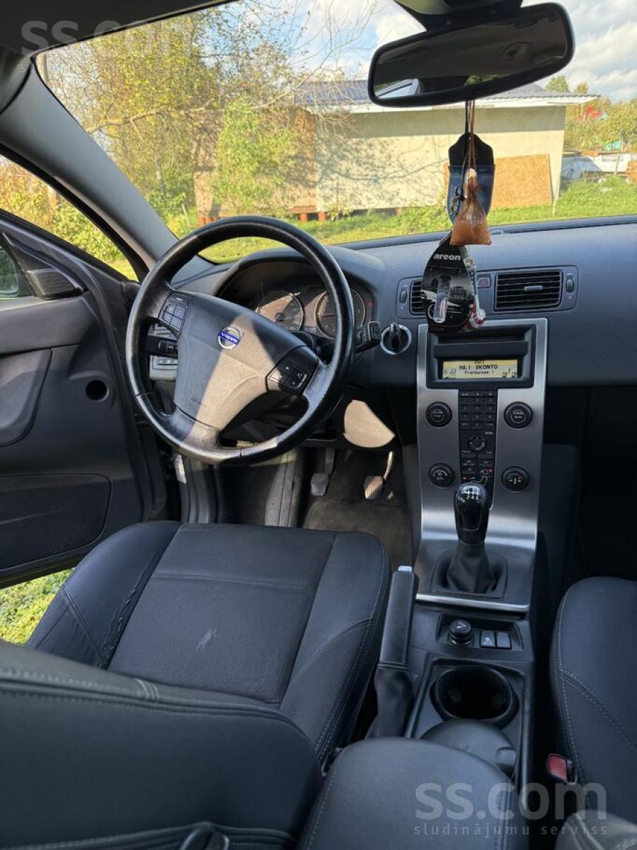 Pelēks Volvo V50 2004 Saldus, ar dzinēja tilpumu 2.00 L un nobraukumu 32 tūkst. km par 1600 €, foto 7 vietnē AUTOMOTO.COM.LV