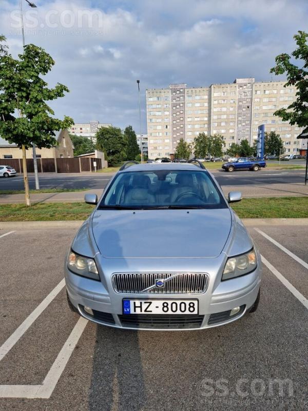 Pelēks Volvo V50 2005 Liepāja, ar dzinēja tilpumu 2.00 L un nobraukumu 180 tūkst. km par 1500 €, foto 2 vietnē AUTOMOTO.COM.LV