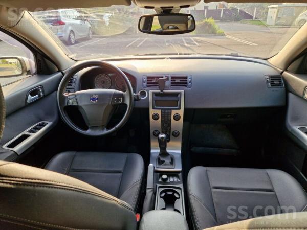 Pelēks Volvo V50 2005 Liepāja, ar dzinēja tilpumu 2.00 L un nobraukumu 180 tūkst. km par 1500 €, foto 4 vietnē AUTOMOTO.COM.LV