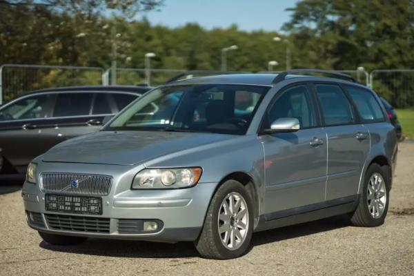 Pelēks Volvo V50 2006 Liepāja, ar dzinēja tilpumu 2.00 L un nobraukumu 267 tūkst. km par 2750 €, foto 1 vietnē AUTOMOTO.COM.LV