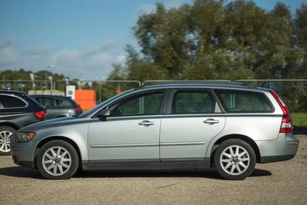 Pelēks Volvo V50 2006 Liepāja, ar dzinēja tilpumu 2.00 L un nobraukumu 267 tūkst. km par 2750 €, foto 2 vietnē AUTOMOTO.COM.LV