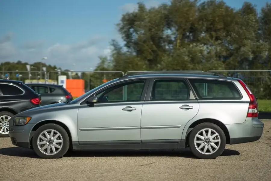 Grey Volvo V50 2006 in Liepaja, with an engine capacity of 2.00 L and mileage of 267 thousand km for 2750 €, photo 3 on AUTOMOTO.COM.LV