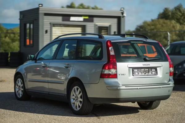 Pelēks Volvo V50 2006 Liepāja, ar dzinēja tilpumu 2.00 L un nobraukumu 267 tūkst. km par 2750 €, foto 3 vietnē AUTOMOTO.COM.LV