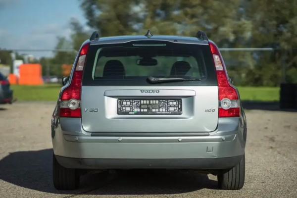 Pelēks Volvo V50 2006 Liepāja, ar dzinēja tilpumu 2.00 L un nobraukumu 267 tūkst. km par 2750 €, foto 4 vietnē AUTOMOTO.COM.LV