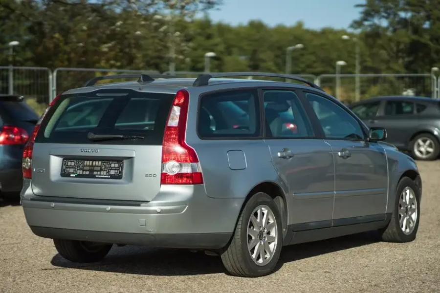 Grey Volvo V50 2006 in Liepaja, with an engine capacity of 2.00 L and mileage of 267 thousand km for 2750 €, photo 6 on AUTOMOTO.COM.LV