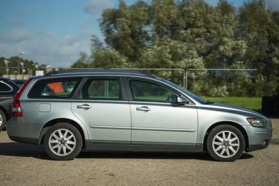 Grey Volvo V50 2006 in Liepaja, with an engine capacity of 2.00 L and mileage of 267 thousand km for 2750 €, photo 7 on AUTOMOTO.COM.LV