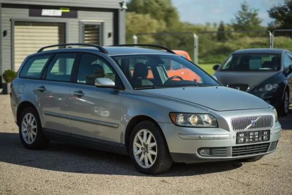 Pelēks Volvo V50 2006 Liepāja, ar dzinēja tilpumu 2.00 L un nobraukumu 267 tūkst. km par 2750 €, foto 7 vietnē AUTOMOTO.COM.LV