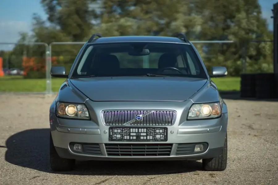 Grey Volvo V50 2006 in Liepaja, with an engine capacity of 2.00 L and mileage of 267 thousand km for 2750 €, photo 9 on AUTOMOTO.COM.LV