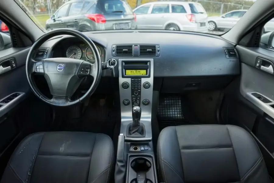 Grey Volvo V50 2006 in Liepaja, with an engine capacity of 2.00 L and mileage of 267 thousand km for 2750 €, photo 10 on AUTOMOTO.COM.LV