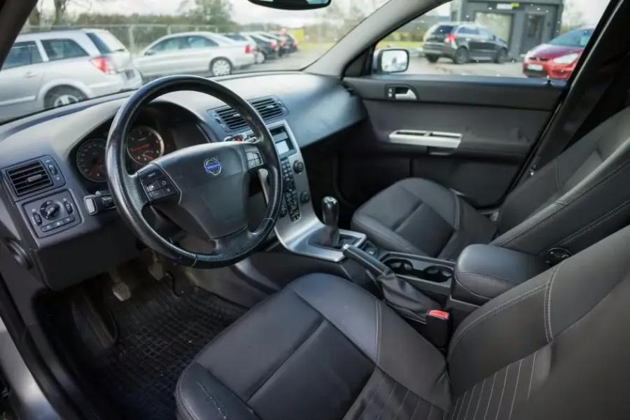 Grey Volvo V50 2006 in Liepaja, with an engine capacity of 2.00 L and mileage of 267 thousand km for 2750 €, photo 11 on AUTOMOTO.COM.LV