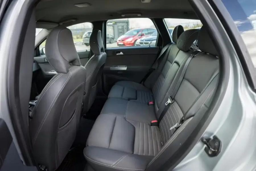 Grey Volvo V50 2006 in Liepaja, with an engine capacity of 2.00 L and mileage of 267 thousand km for 2750 €, photo 12 on AUTOMOTO.COM.LV