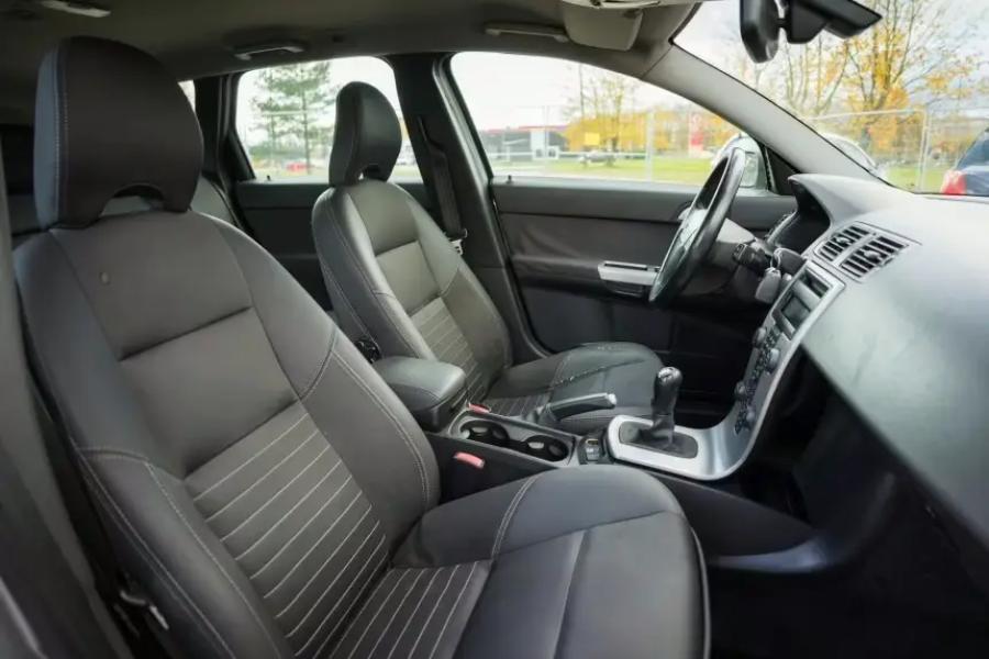 Grey Volvo V50 2006 in Liepaja, with an engine capacity of 2.00 L and mileage of 267 thousand km for 2750 €, photo 15 on AUTOMOTO.COM.LV
