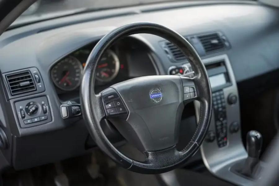 Grey Volvo V50 2006 in Liepaja, with an engine capacity of 2.00 L and mileage of 267 thousand km for 2750 €, photo 16 on AUTOMOTO.COM.LV